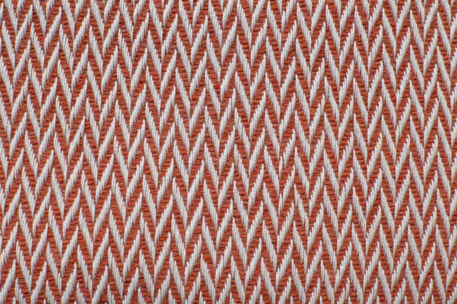 Plaid chevron terracotta en laine recyclée et coton fabriqué en France.