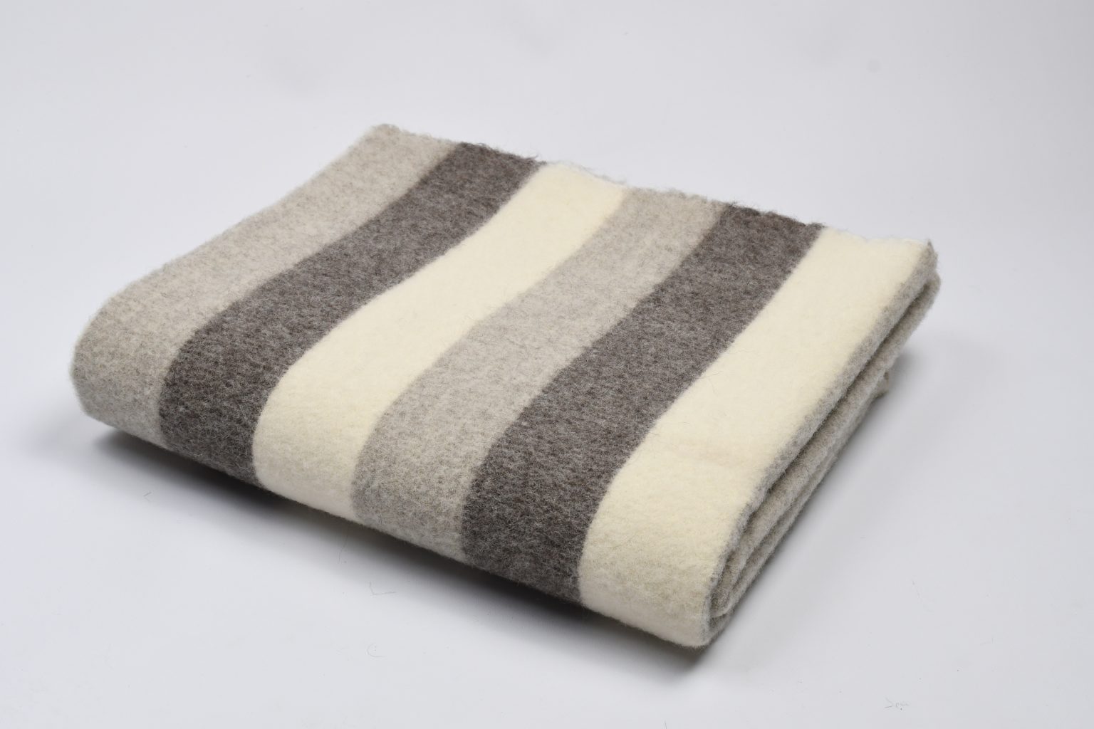 Plaid en laine : 41 modèles tissés en France